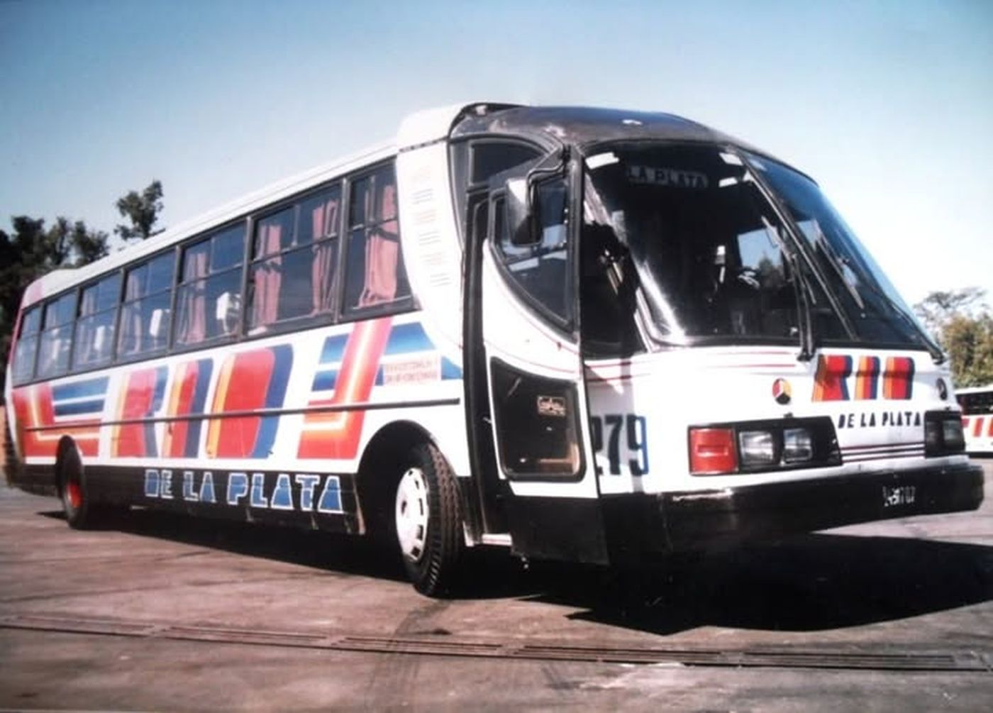 Buscan reactivar la histórica línea de micros Río de la Plata que ...