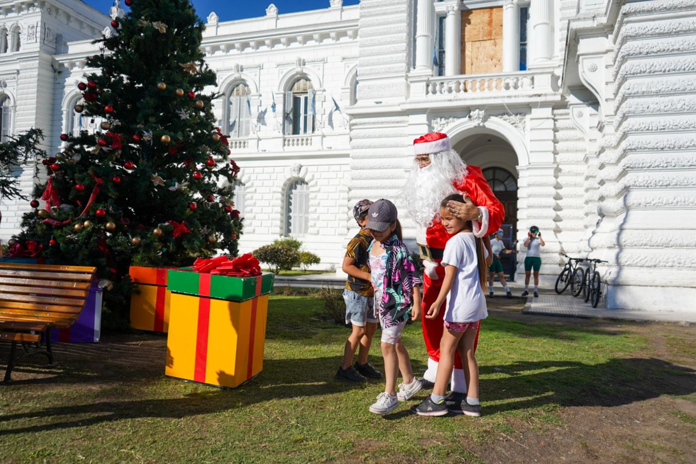 Papá Noel llega a La Plata y los más pequeños se pueden acercar a la Muni a darse su cartita
