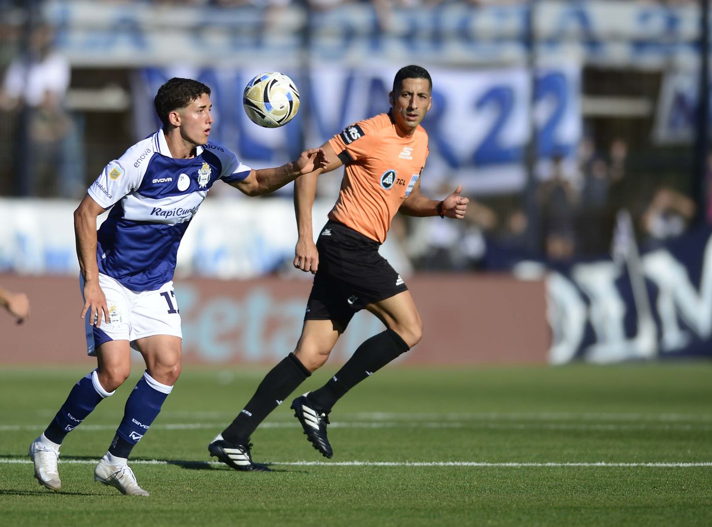 La simpática reacción de Nicolás Barros Schelotto sobre su padre tras el triunfo de Gimnasia ...