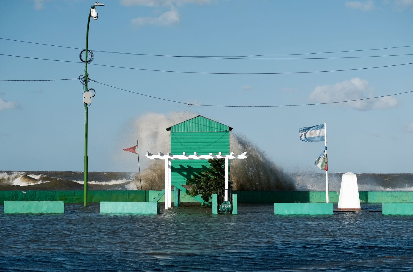 Tras la fuerte crecida del Río de la Plata, la costa de la región ...