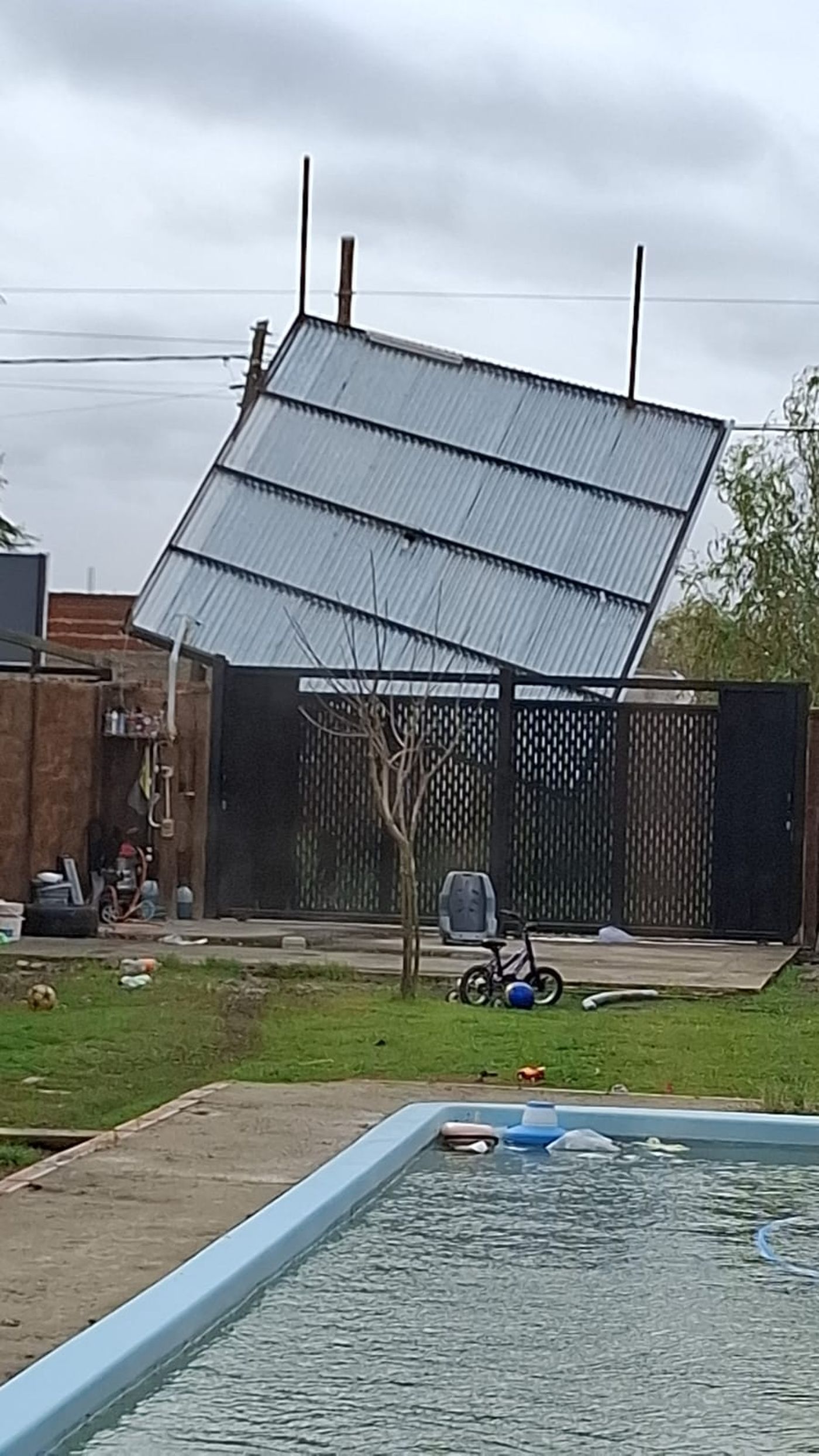 Susto en La Plata: el techo de una casa se voló por el fuerte viento y ...