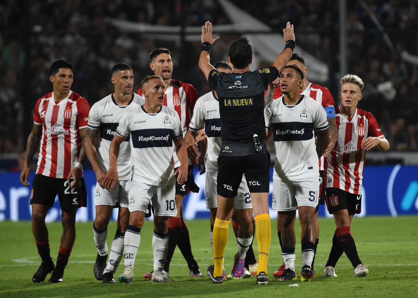 Video: el polémico offside de VAR que anuló el gol de Gimnasia en el ...