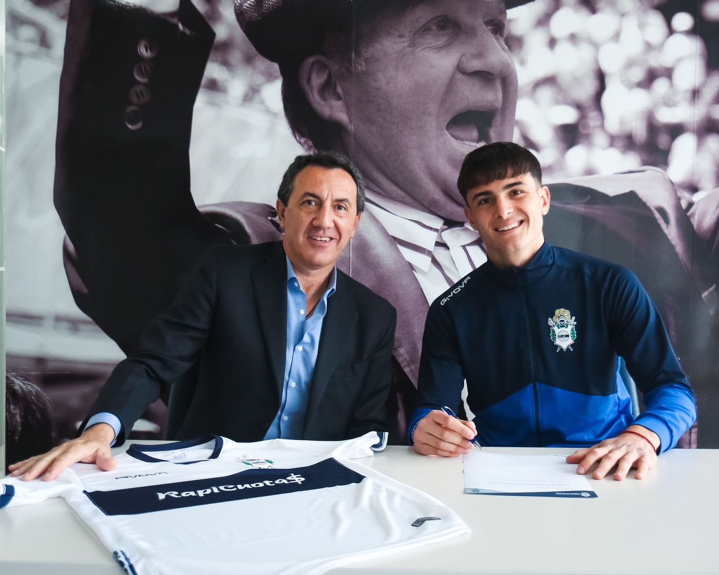 Juan Cruz Cortazzo firmó su primer contrato con Gimnasia