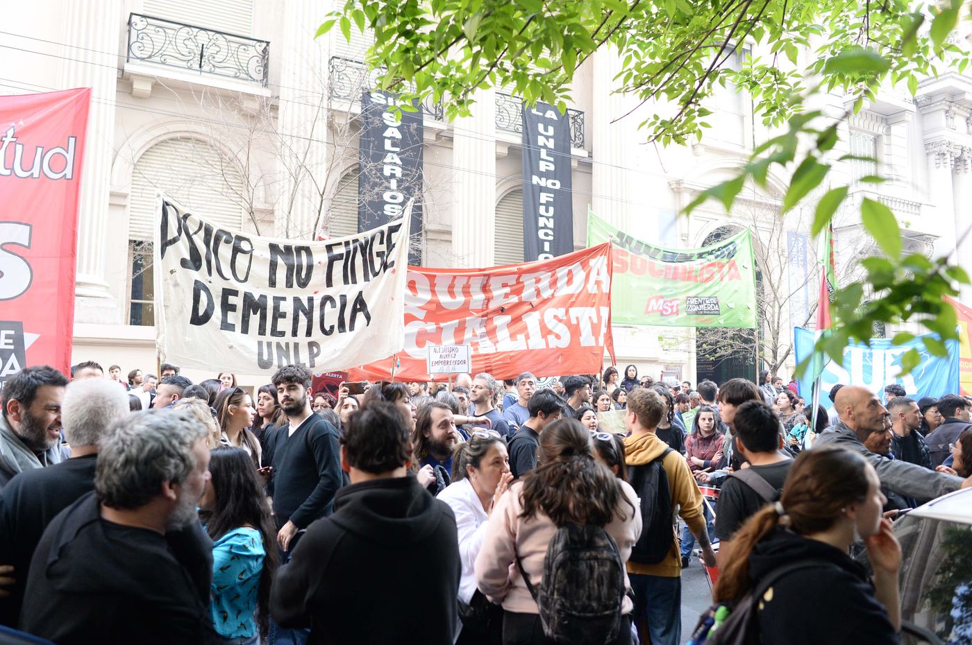 Todas las fotos de la tensión en la UNLP por el escrache a funcionarios ...