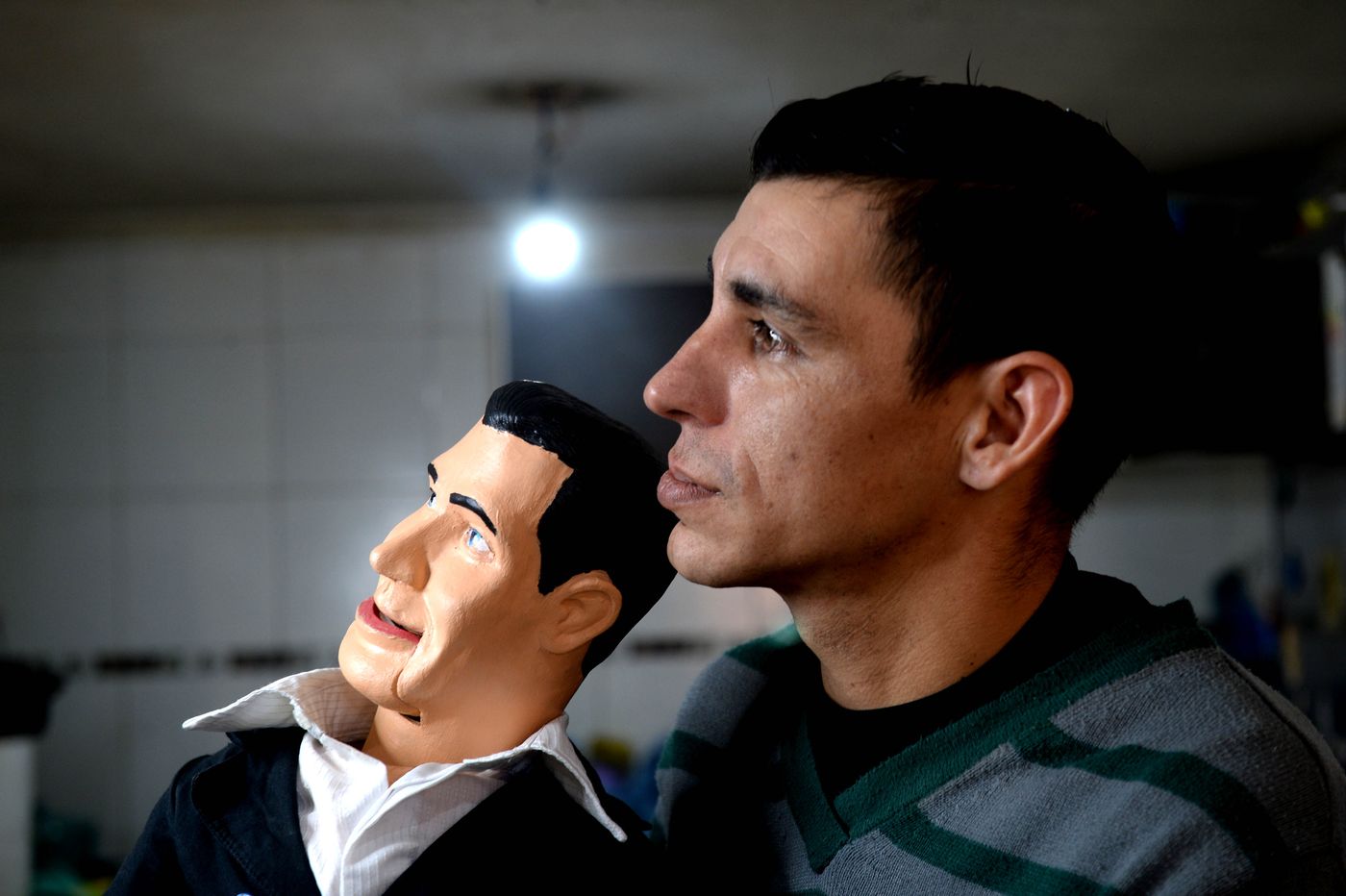 La historia del único ventrílocuo de La Plata y su muñeco Carlitos