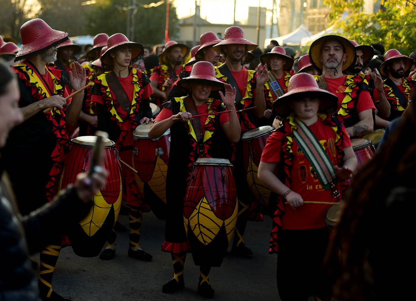 Una por una, todas las comparsas que desfilarán en el Candombe del 25 en Tolosa