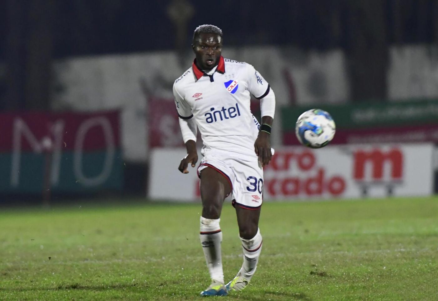 Christian Ebere será el primer jugador africano en Gimnasia y se suma a la lista en el fútbol ...