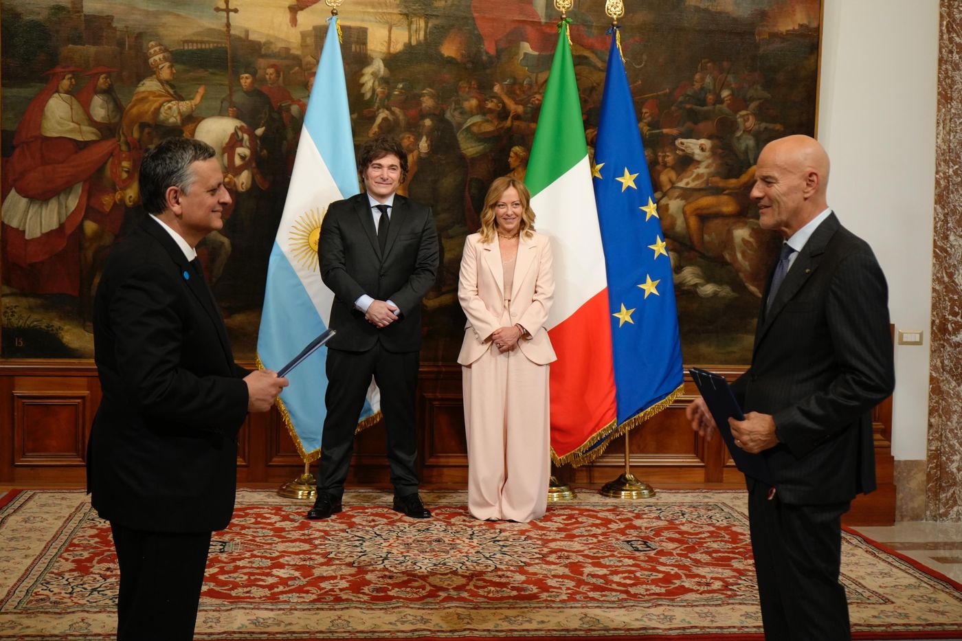 YPF cerró un acuerdo estratégico con Italia para exportar GNL