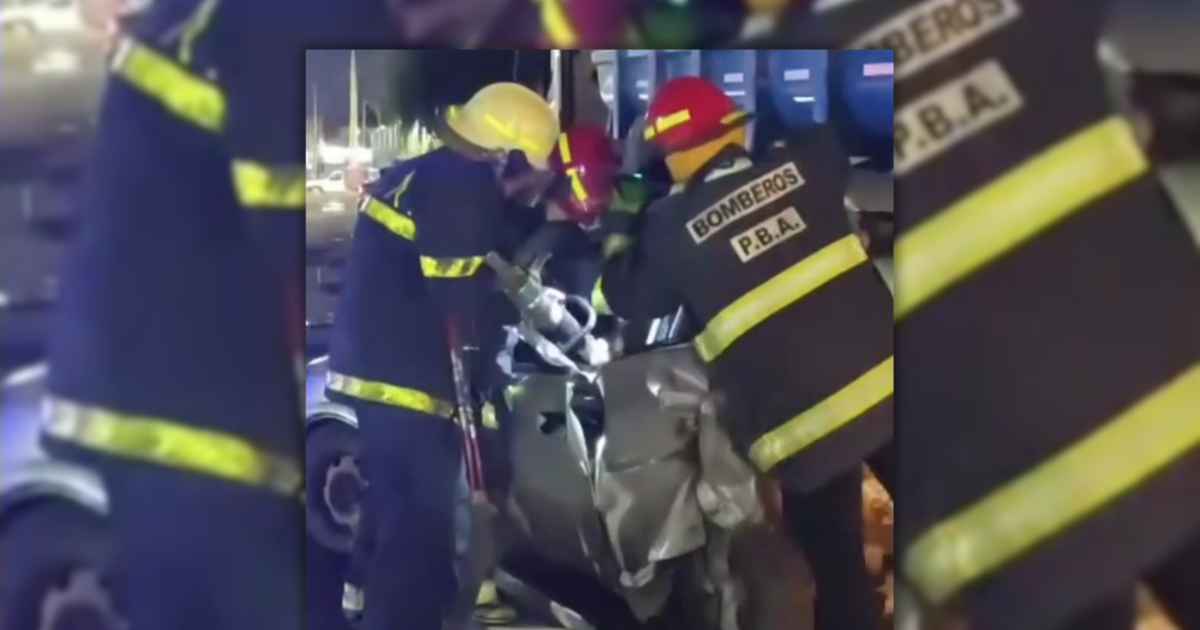 Fuerte choque en la avenida 44: bomberos rescataron a una persona ...