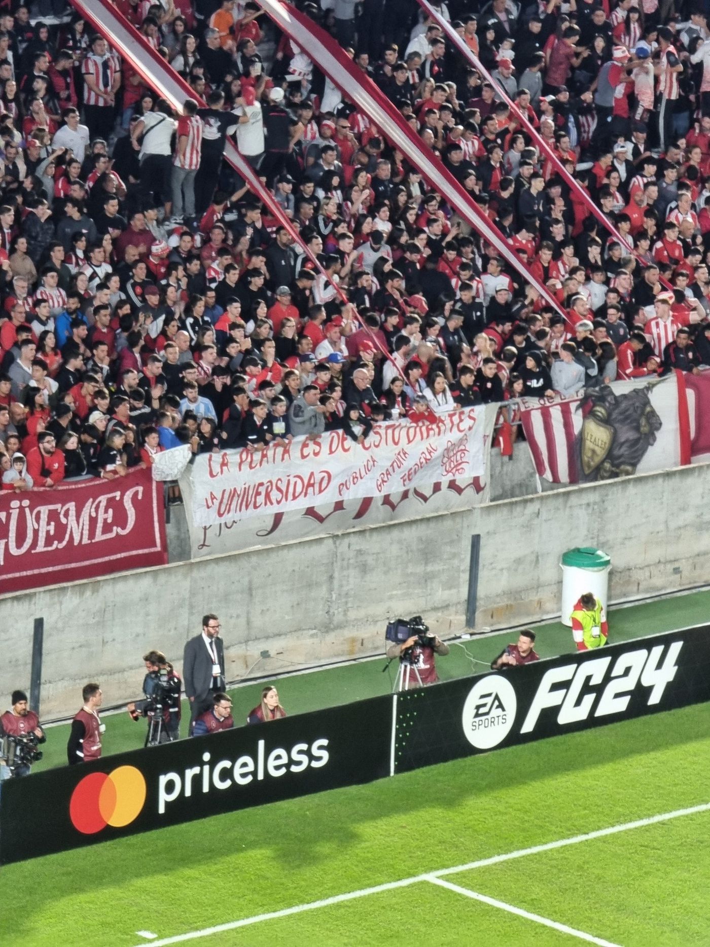La bandera de la hinchada de Estudiantes en defensa de la educación pública