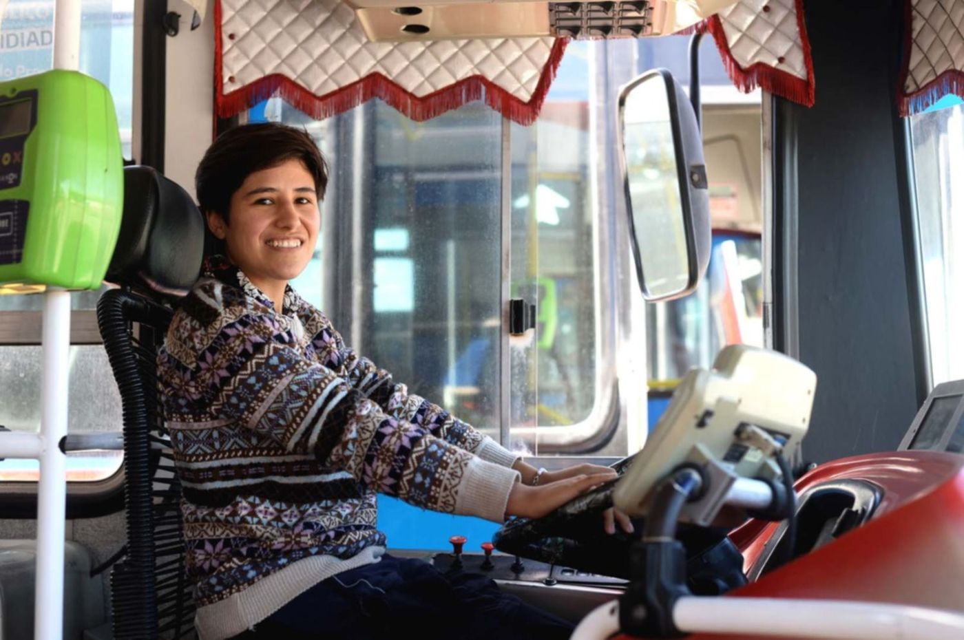La historia de Marthina, la primera mujer que manejará un micro en las ...