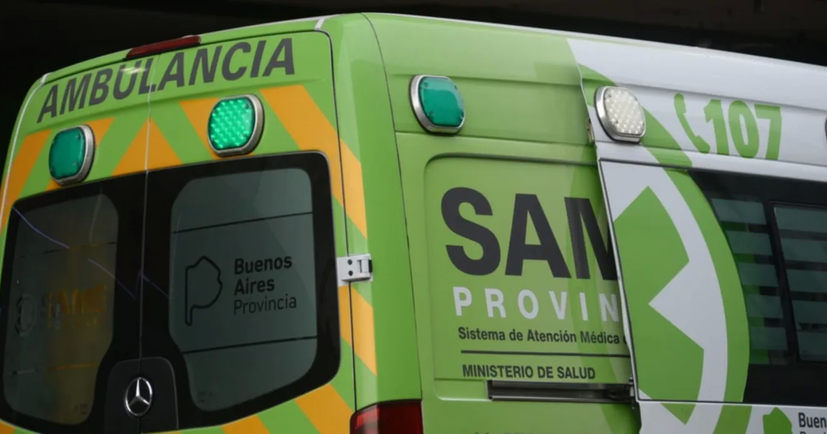 Fuerte choque entre un auto y una moto en la Ruta 2 a la altura de La Plata