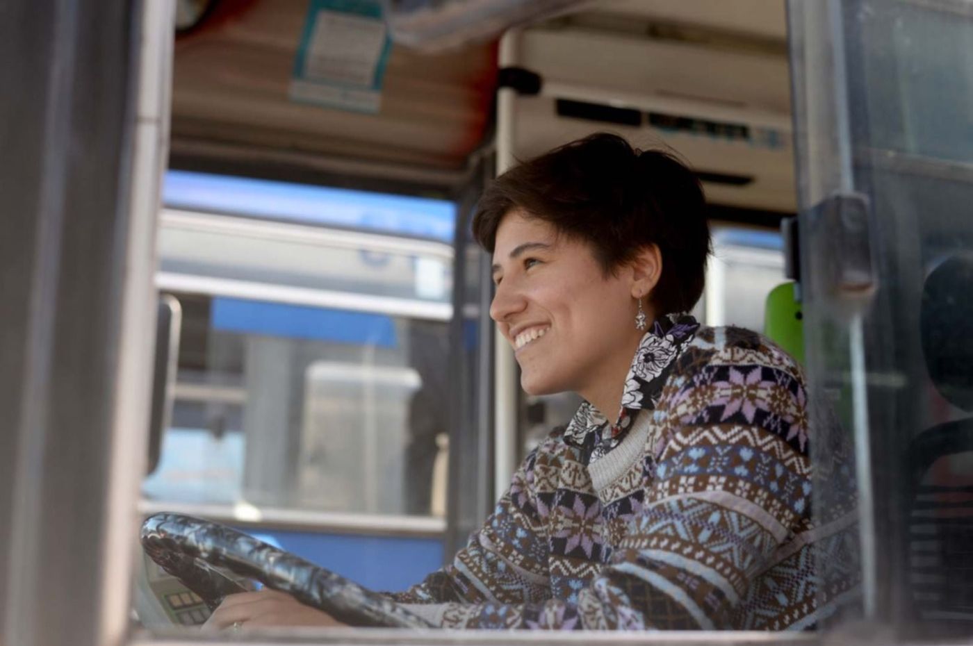 La historia de Marthina, la primera mujer que manejará un micro en las calles de La Plata
