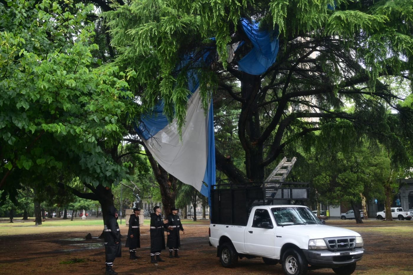 La bandera argentina de Plaza Moreno fue destruida por la fuerte ...