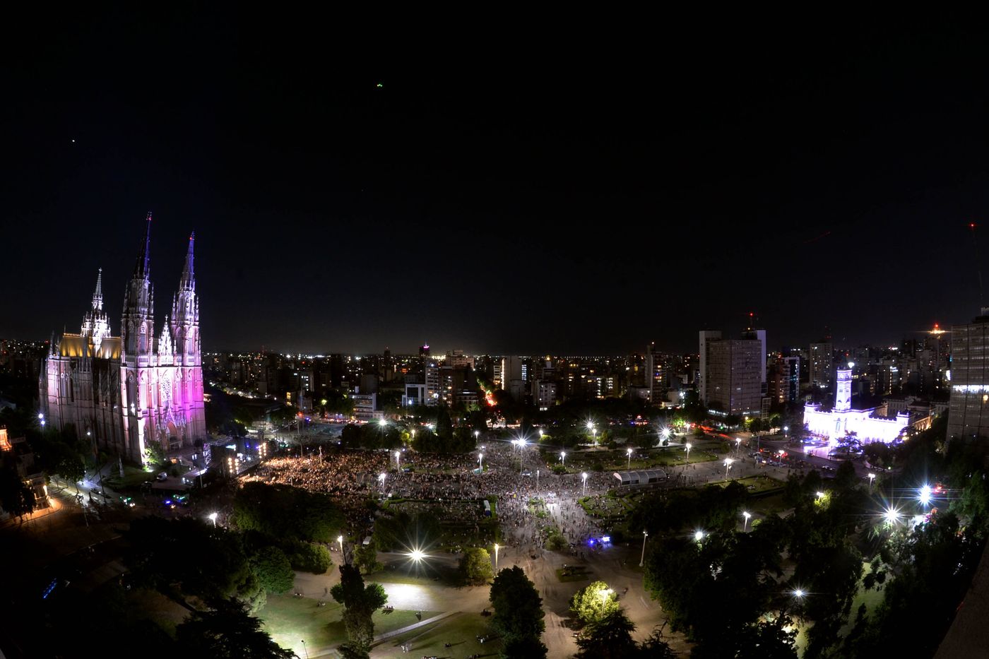 El emocionante video del momento en que se prenden las luces y suenan ...