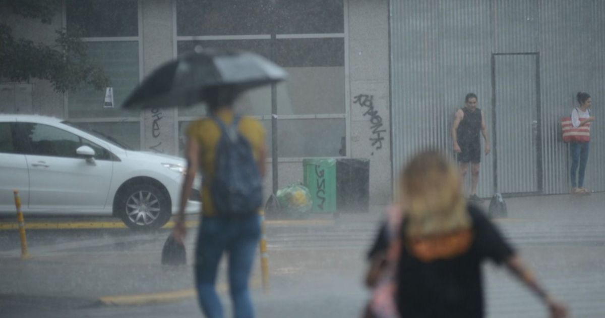 El cielo se puso negro, diluvió en La Plata y así va a seguir el tiempo