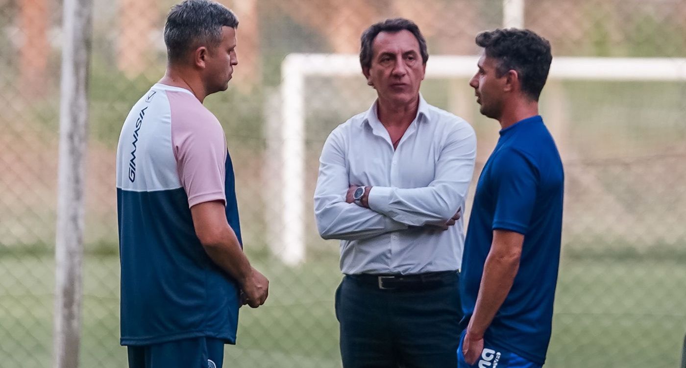 La dirigencia de Gimnasia decidió que continúe Diego Flores al mando del equipo