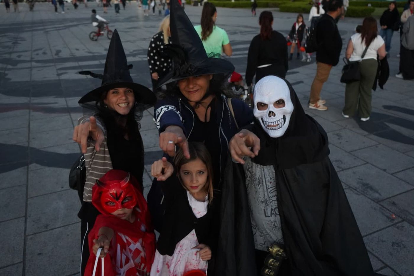 Halloween en La Plata: los vecinos coparon Plaza Moreno en una nueva ...