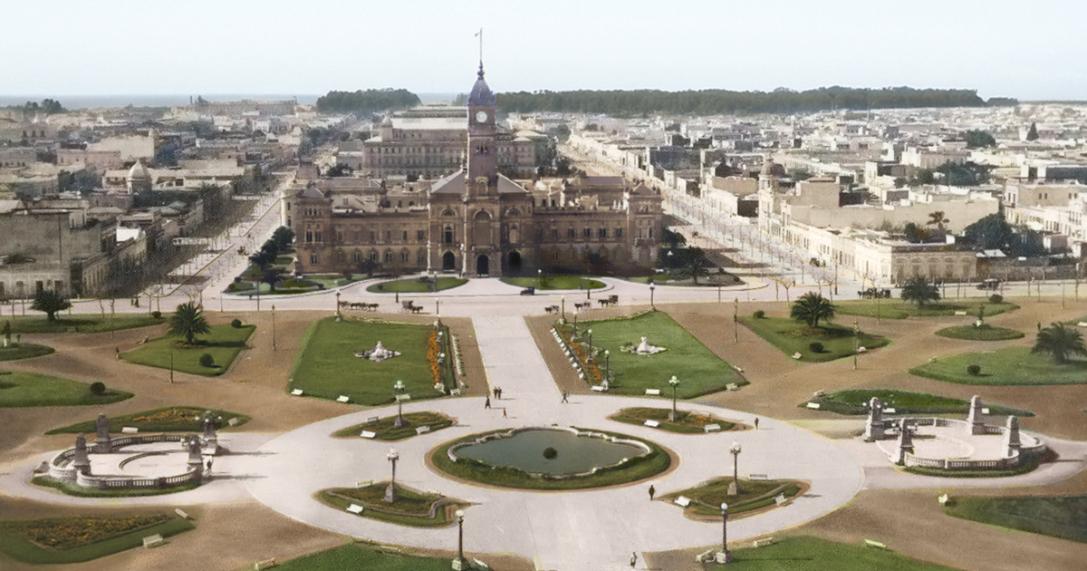 Así se construyó y sepultó la fuente de Plaza Moreno que sigue ...