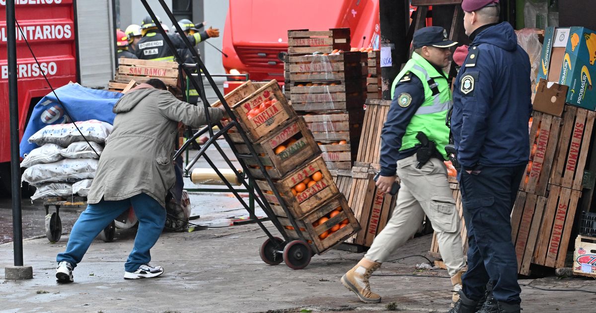 Vuelve la normalidad a la zona del incendio y derrumbe en La Plata y reabren los comercios