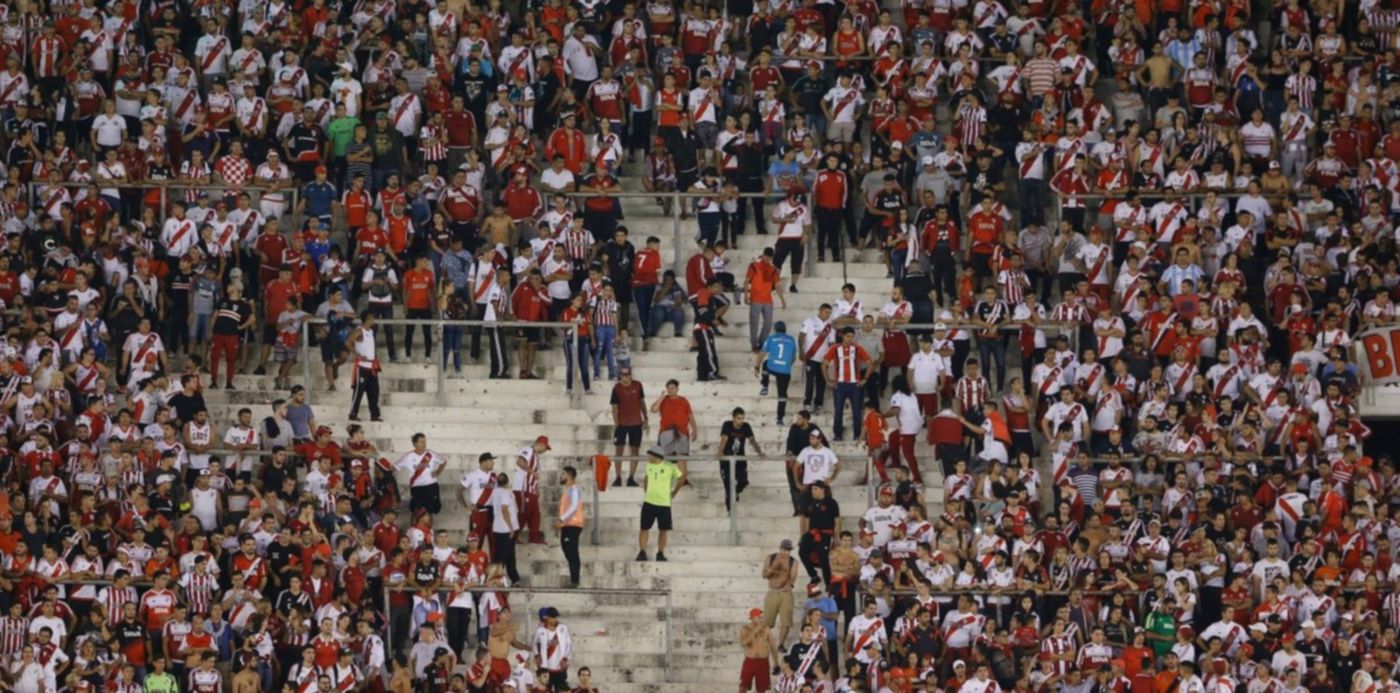 Un Hincha De River Murió Al Caer De Una Tribuna Del Monumental Y Se