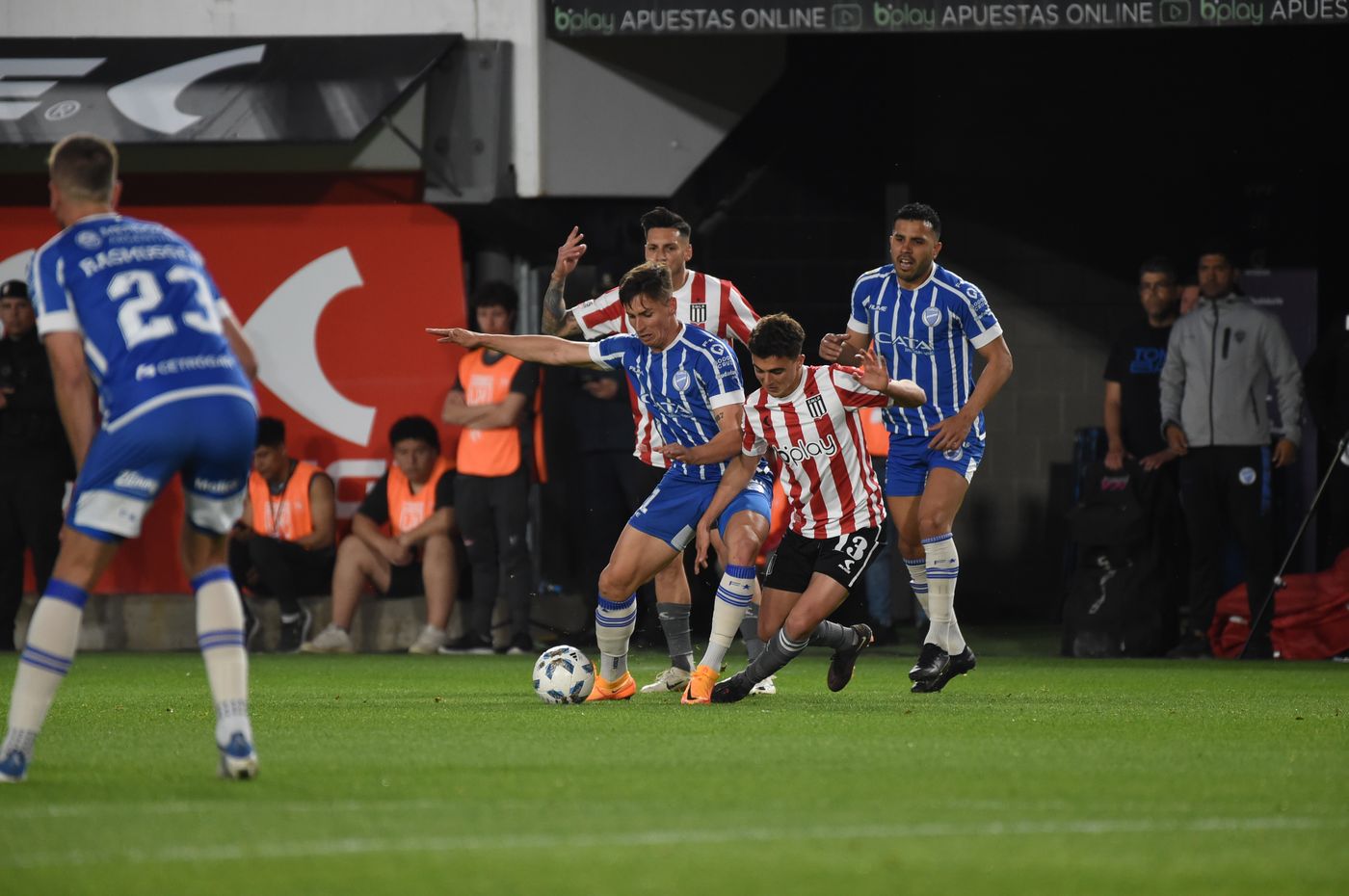 Hinchas de Estudiantes le pidieron explicaciones a José Sosa