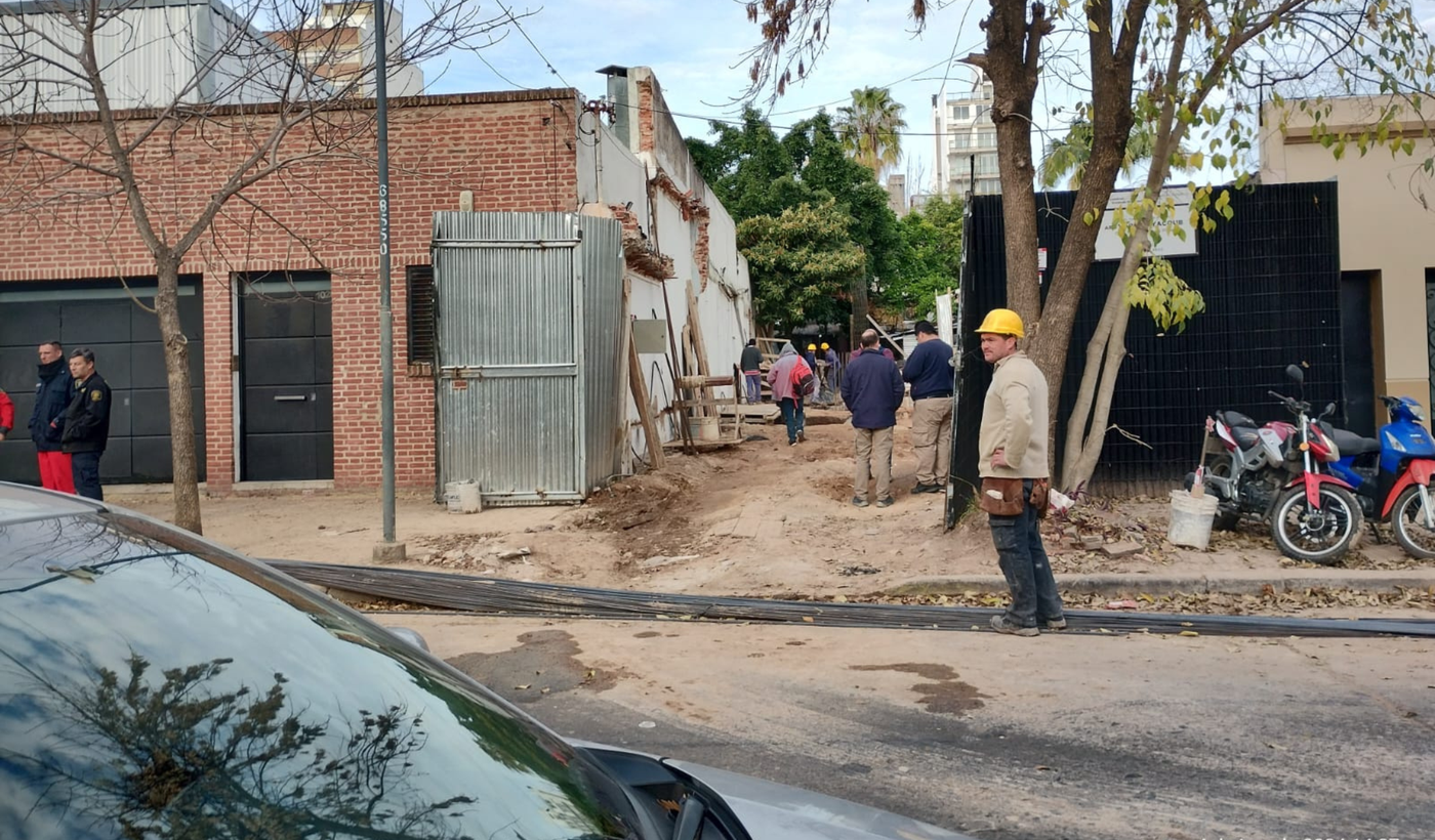 Se derrumbó una obra en construcción en La Plata y un obrero quedó atrapado bajo los escombros
