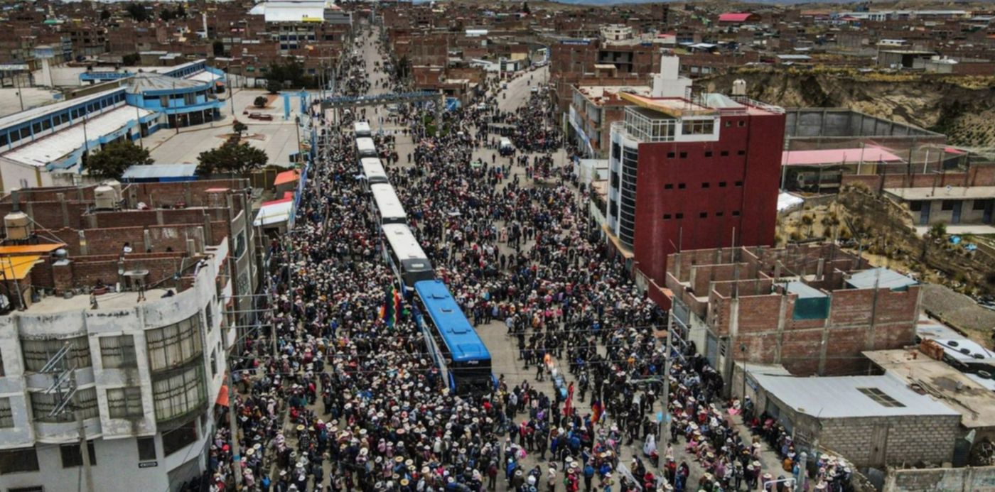 Un exalumno de la UNLP está varado arriba de un micro en Perú en medio ...