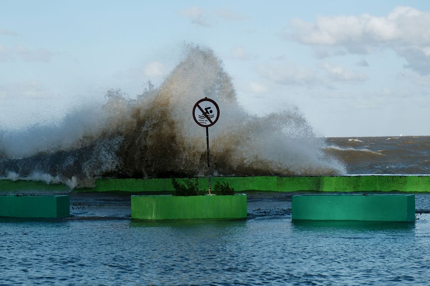 Tras la fuerte crecida del Río de la Plata, la costa de la región ...
