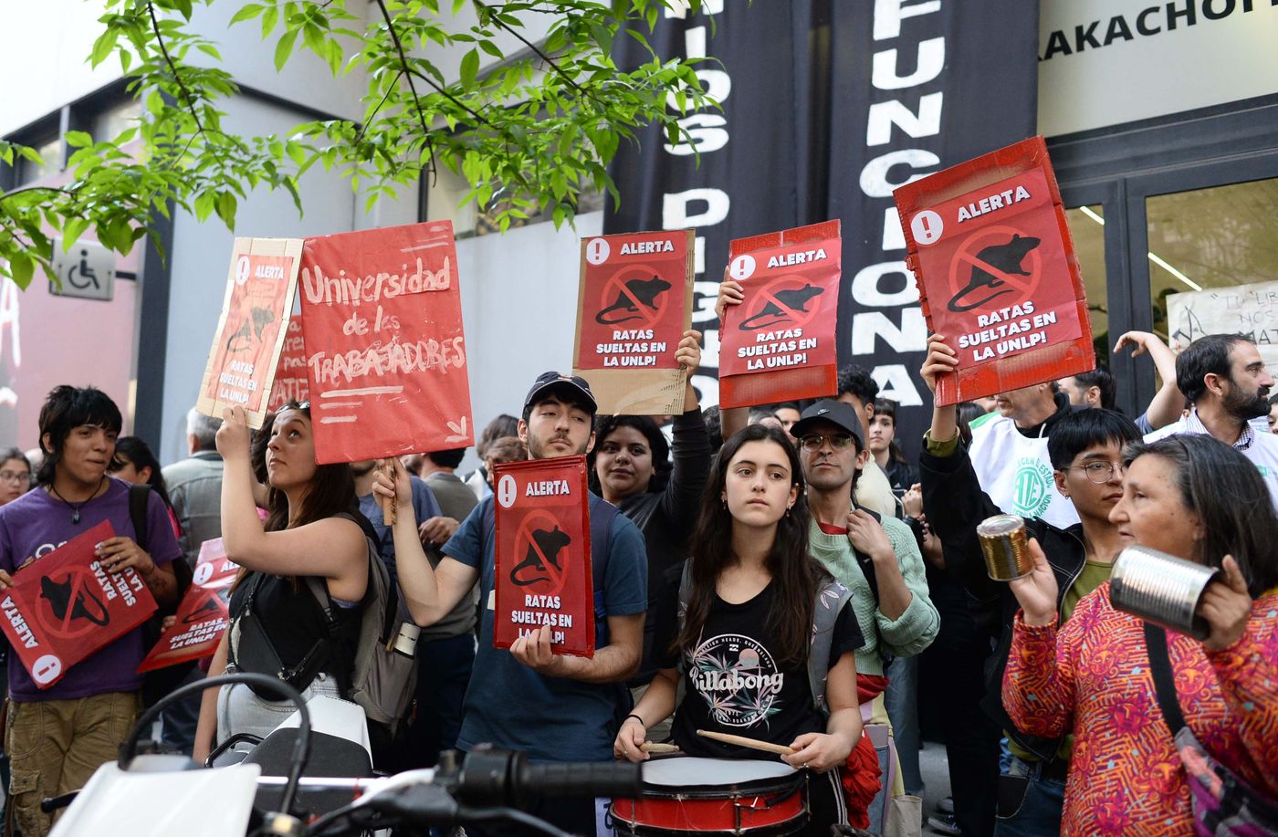 Todas las fotos de la tensión en la UNLP por el escrache a funcionarios ...