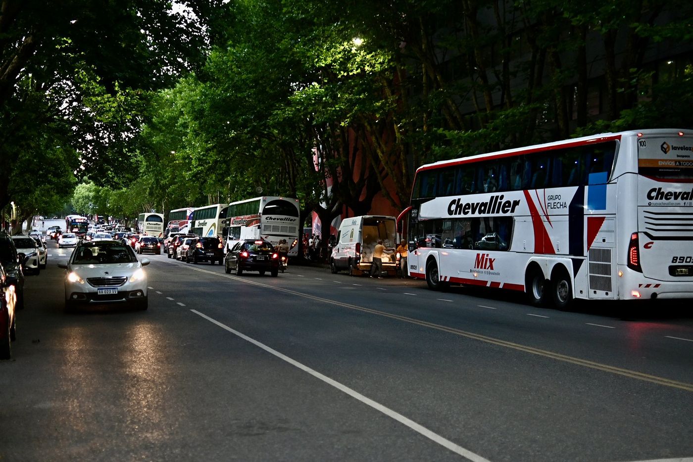 Más de cien micros con hinchas de Estudiantes viajaron hacia Santiago ...