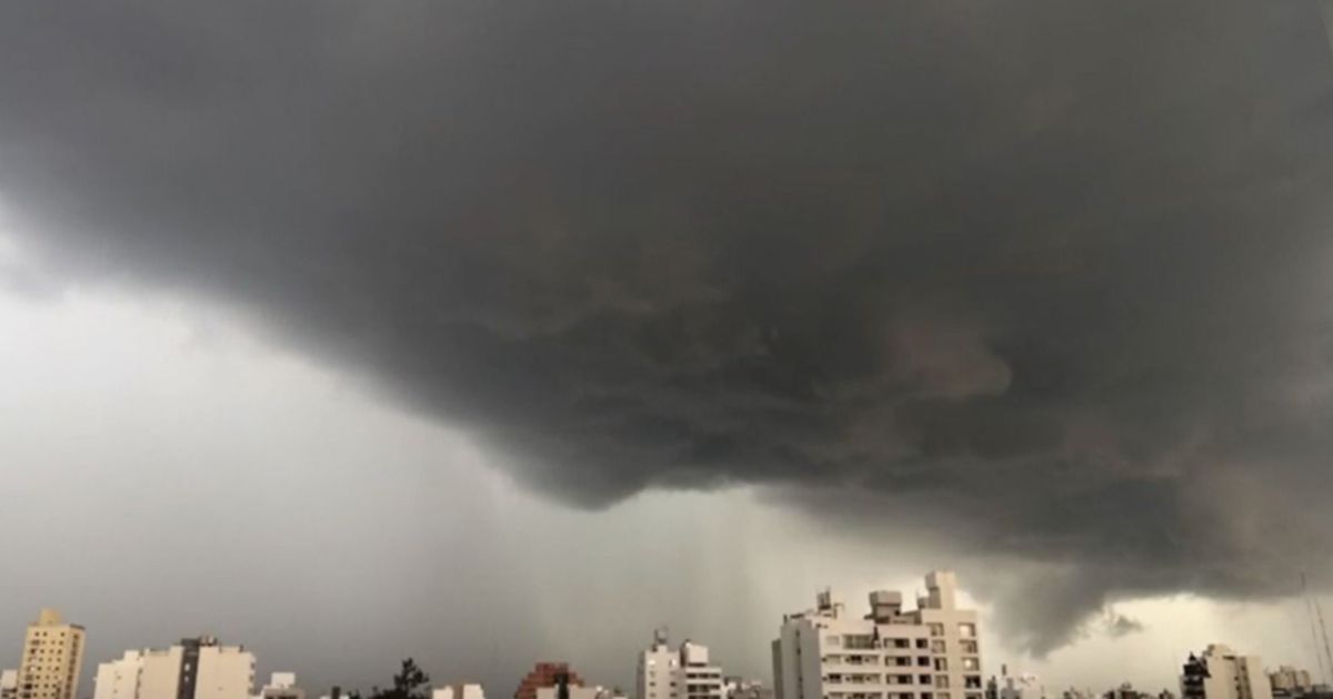 VIDEOS: El cielo se puso negro y la tormenta se desató sobre La Plata
