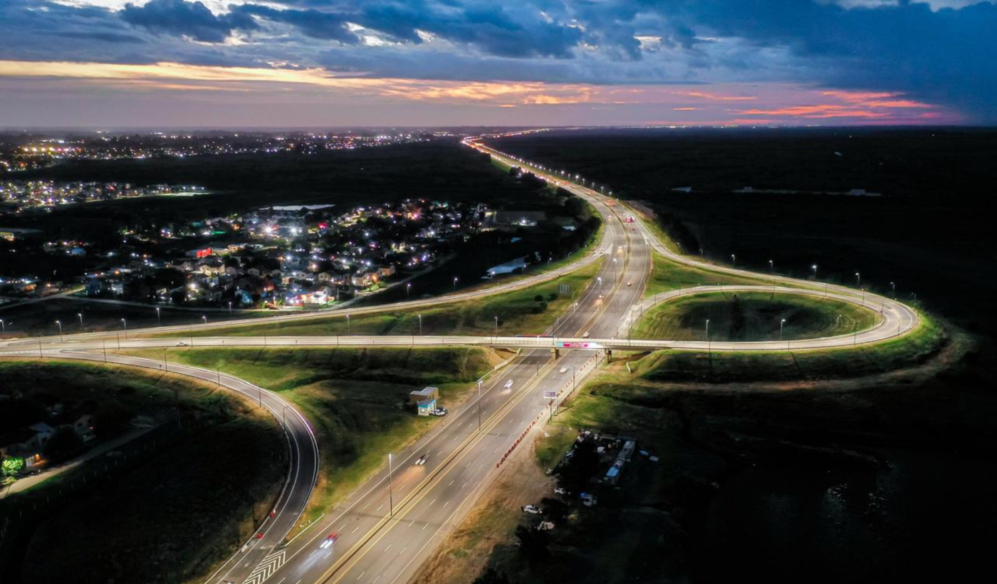 El video que muestra cómo se ve de noche la bajada de la Autopista La Plata-Buenos Aires en la ...