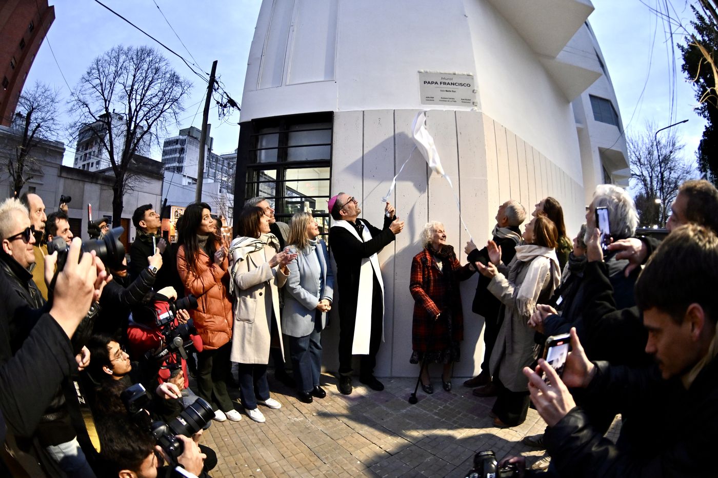 Emotiva celebración para inaugurar en La Plata el mural del papa ...