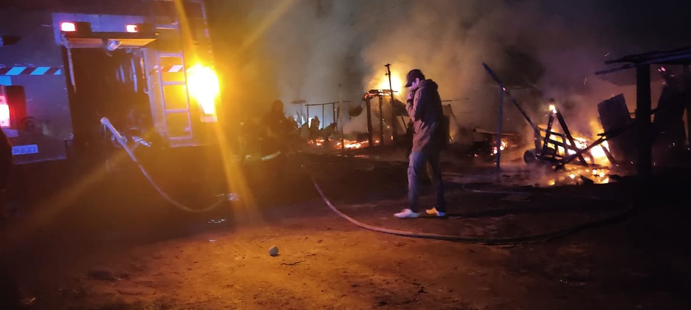 Tres precarias casillas se prendieron fuego en La Plata y seis personas ... Tres precarias casillas se prendieron fuego en La Plata y seis personas ...