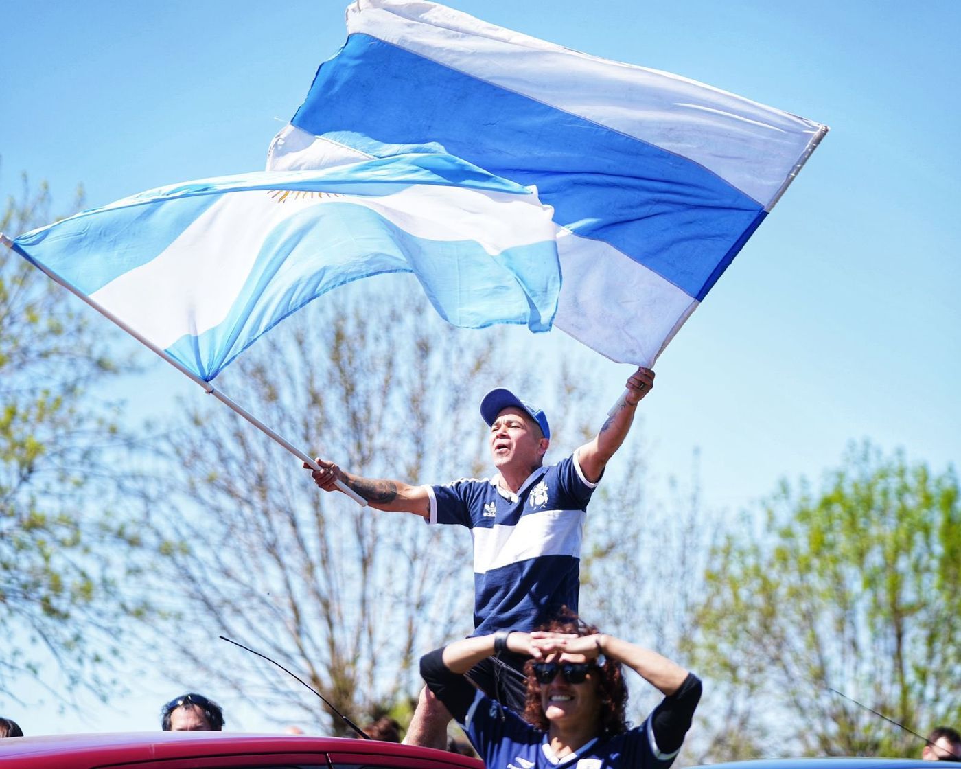 La hinchada de Gimnasia organizó un banderazo en la previa del clásico ...
