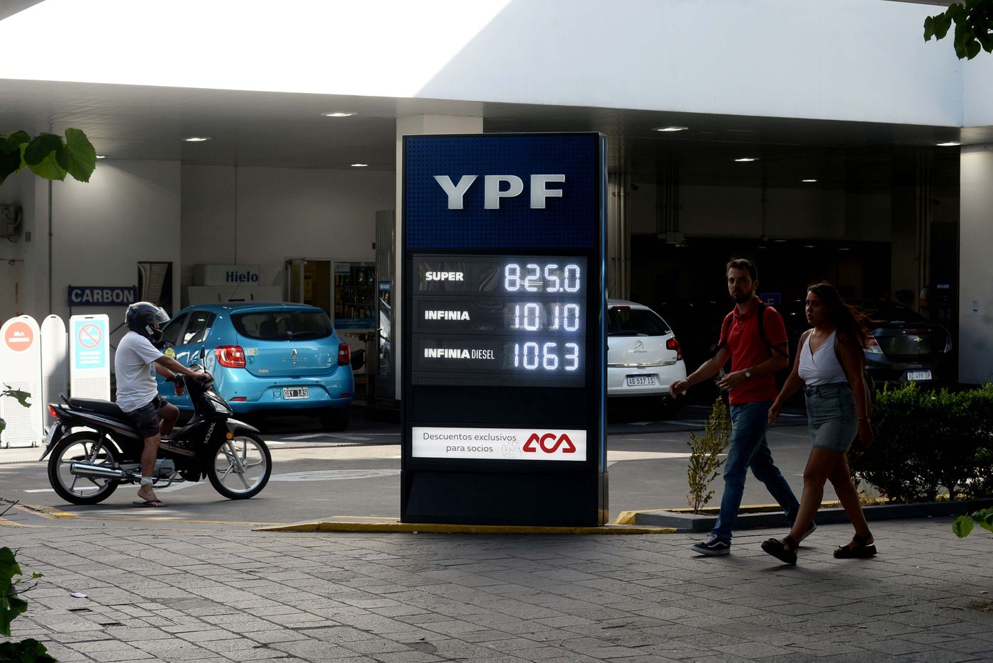 El Gobierno postergó la suba del impuesto a los combustibles pero aún así aumentaron las naftas